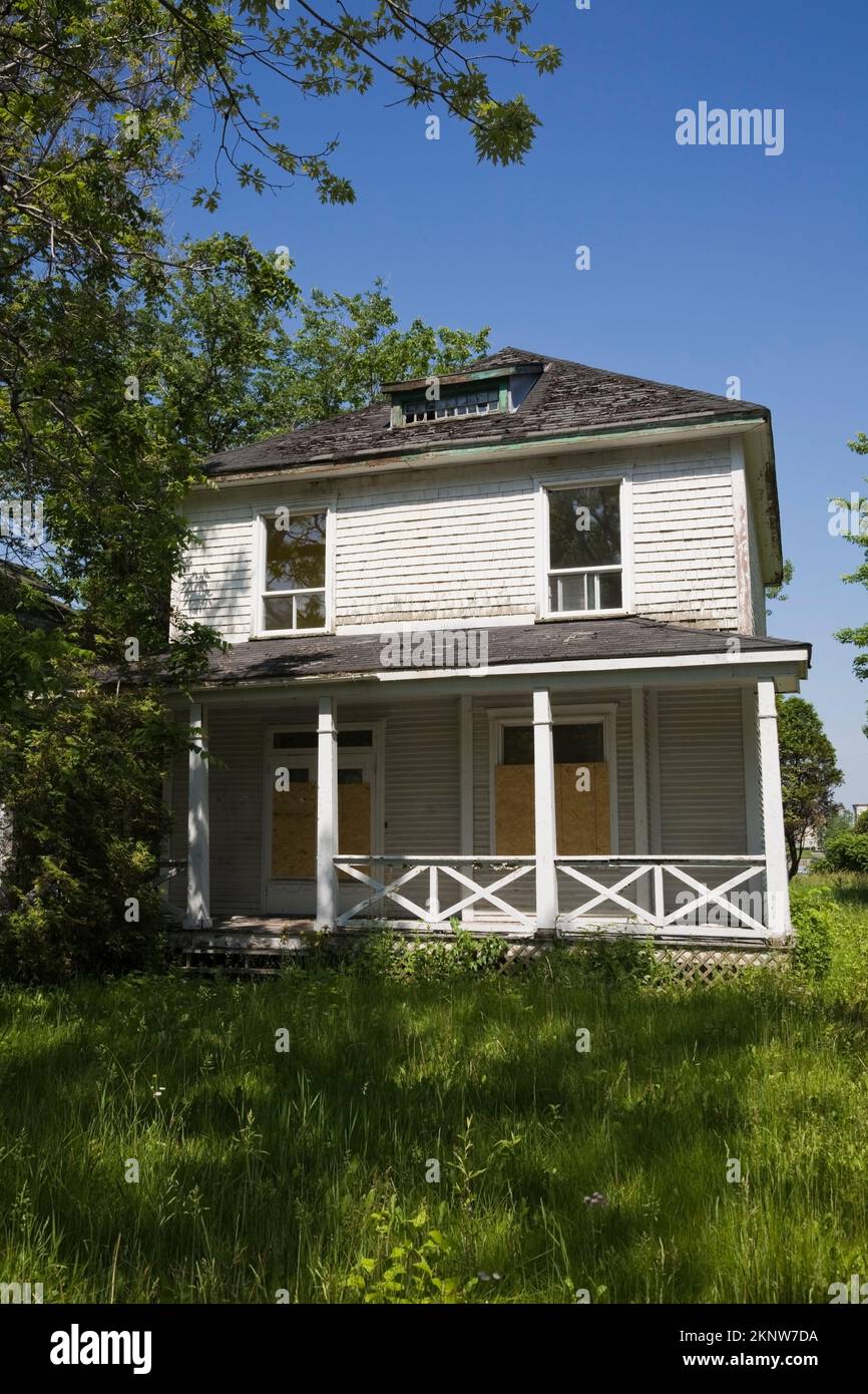 Exterior old abandoned cottage hi-res stock photography and images - Alamy