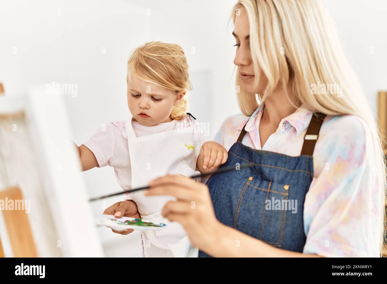 Mother and daughter concentrate drawing at art studio Stock Photo - Alamy