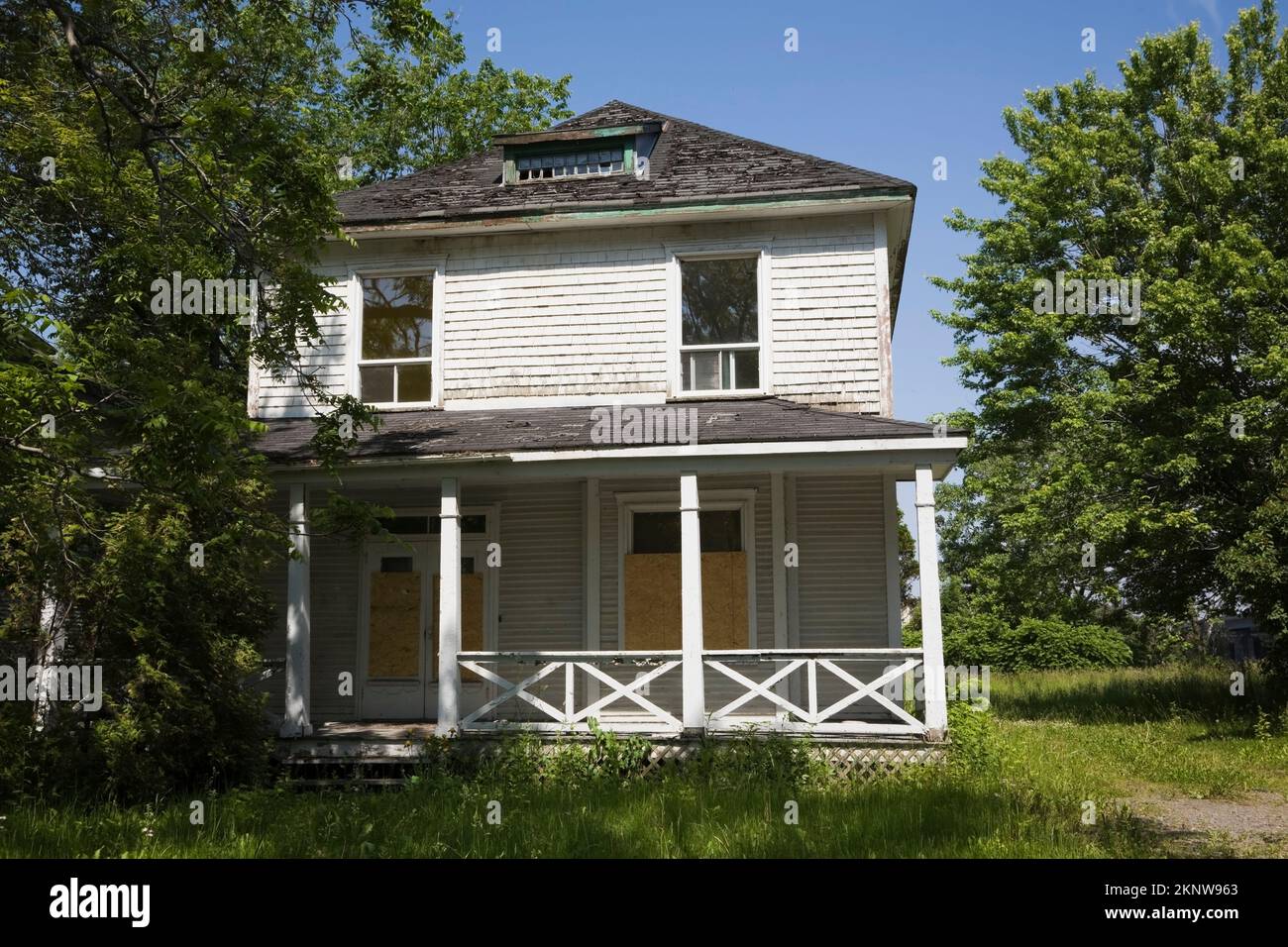 Old abandoned cottage style home Stock Photo - Alamy