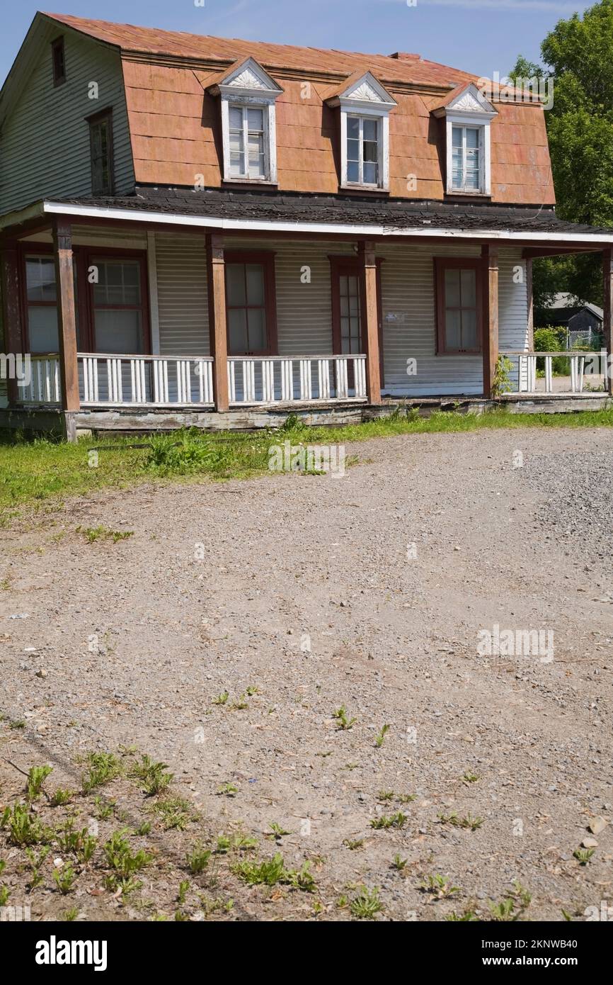 Old abandoned cottage style home Stock Photo - Alamy