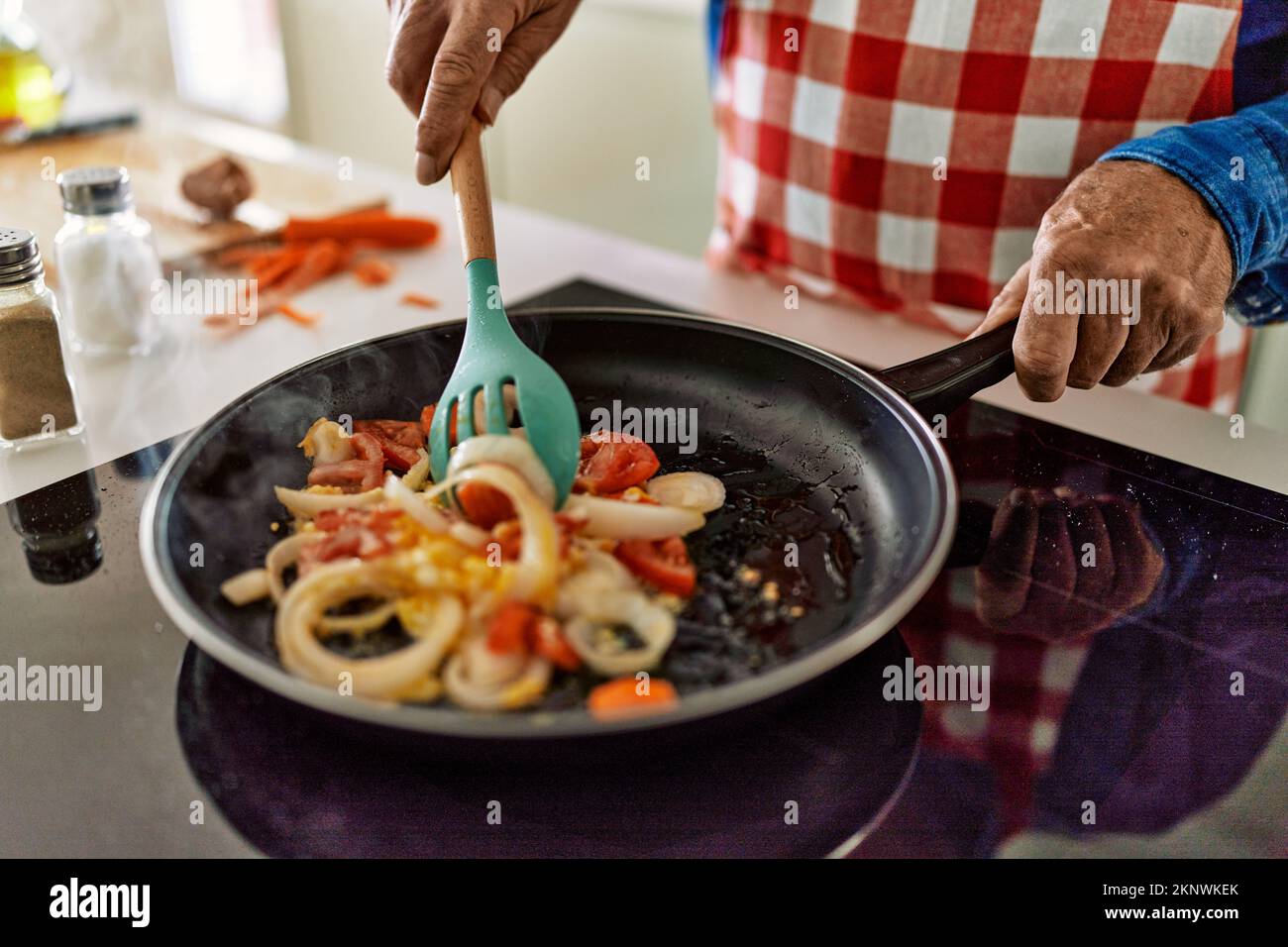 Senior man cooking at kitchen Stock Photo - Alamy