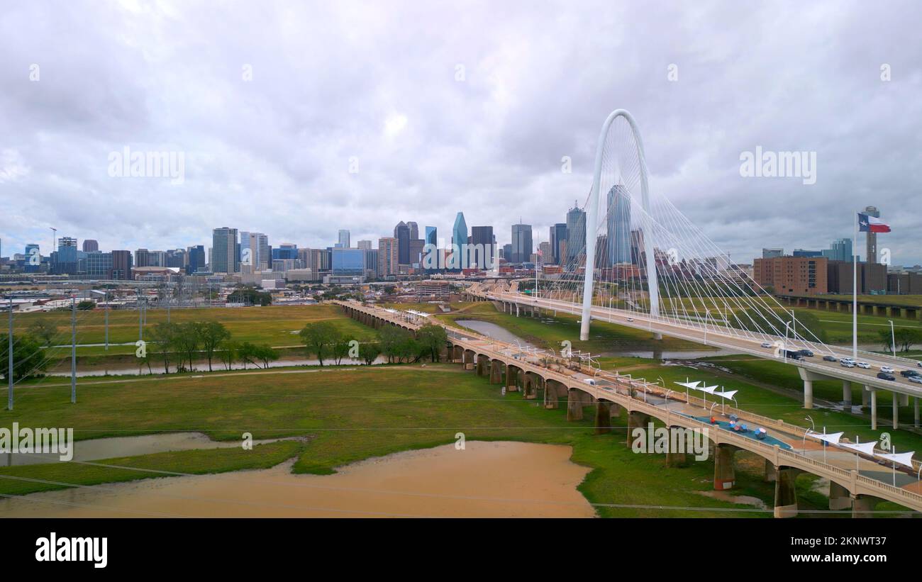 Dallas skyline 2022 hi-res stock photography and images - Alamy