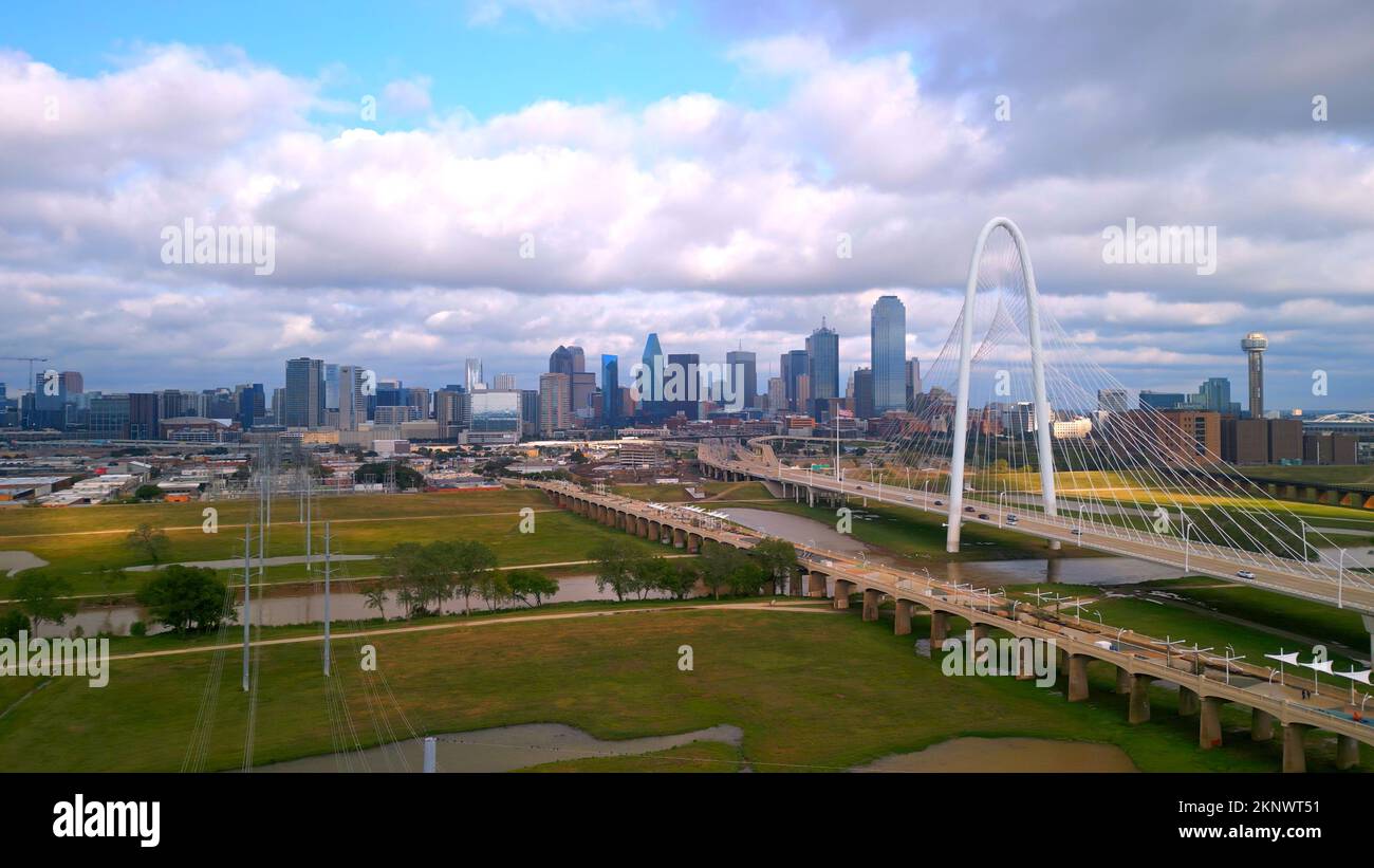 Dallas skyline 2022 hi-res stock photography and images - Alamy
