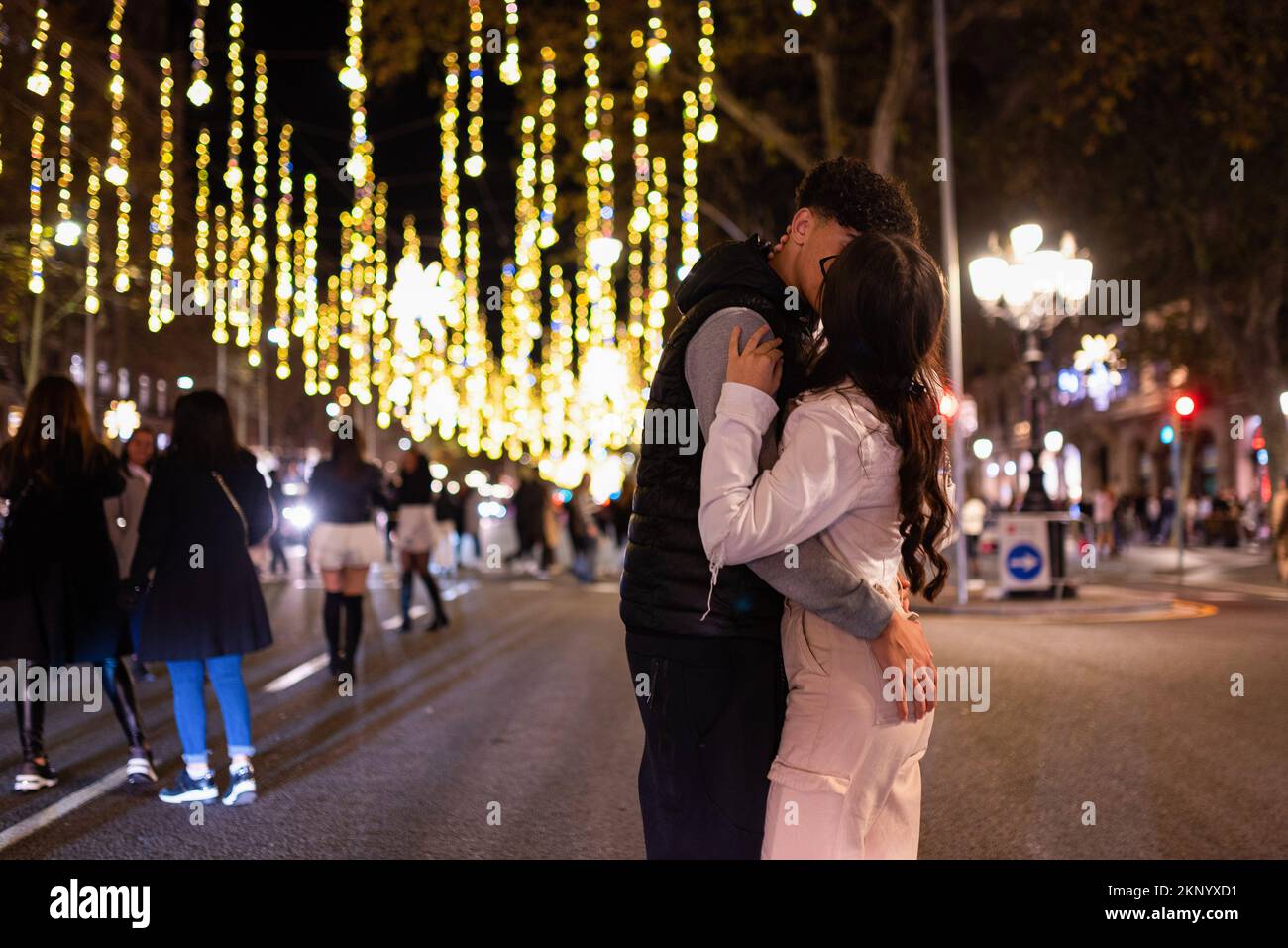 Couple kissing barcelona spain hi-res stock photography and images - Alamy