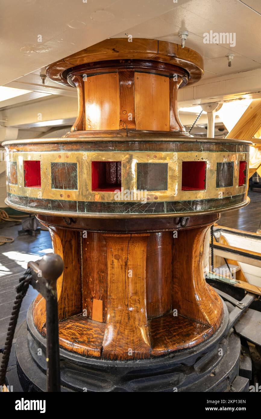 Us navy vertical hi-res stock photography and images - Alamy