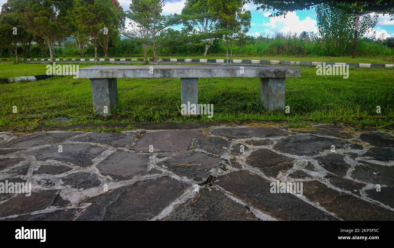 concrete seating in a beautiful garden Stock Photo - Alamy