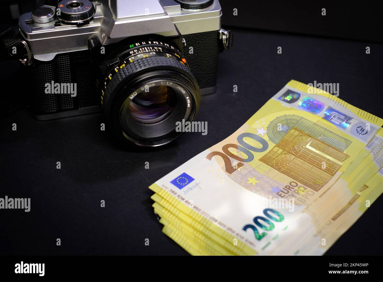 next to an old reflex camera lies a stack of 200-Euro banknotes Stock ...