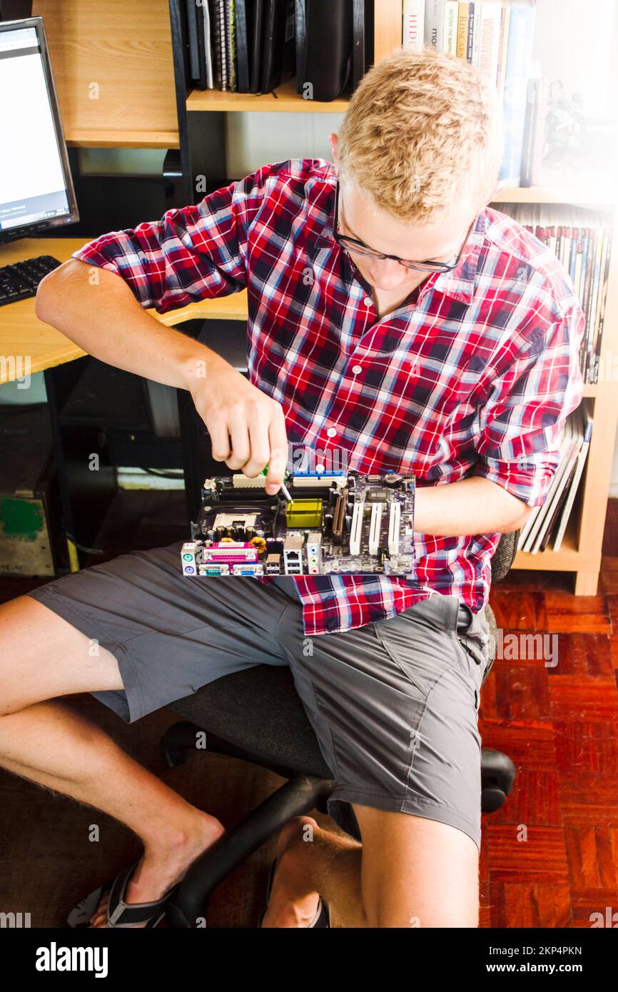 Engineering project teen hi-res stock photography and images - Alamy