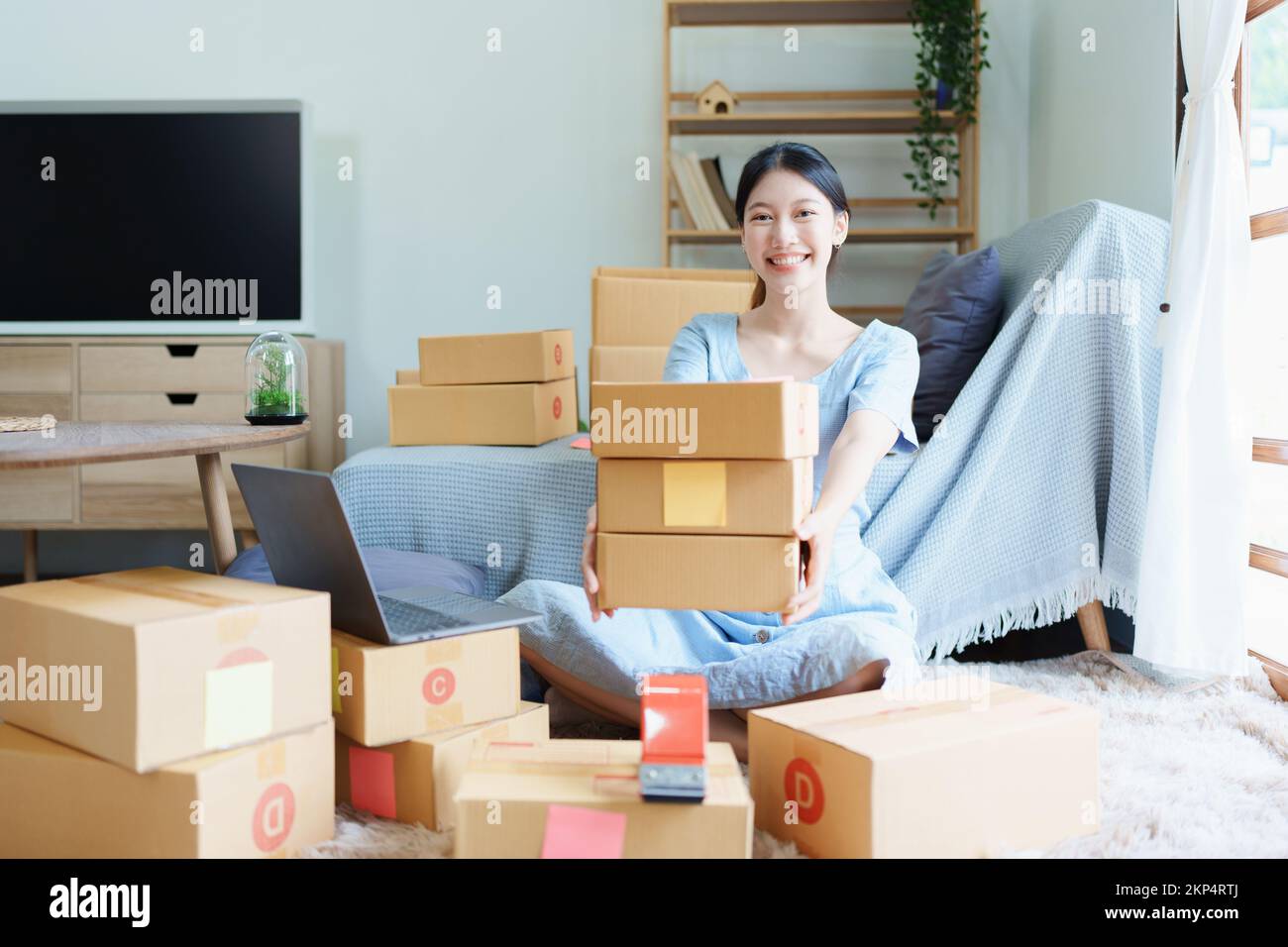 Starting small business entrepreneur of independent Asian woman smiling ...