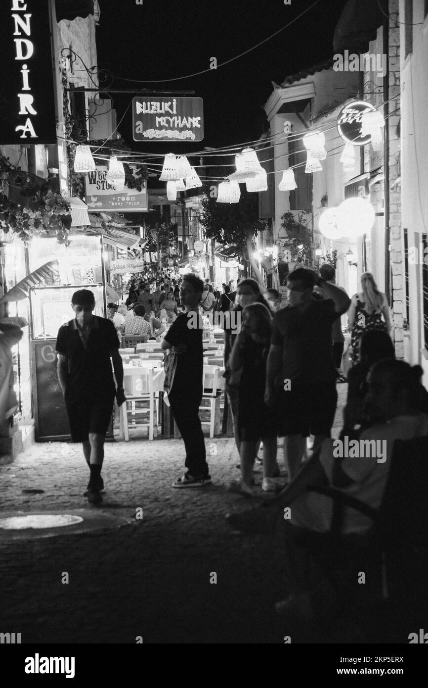 Crowd gathering around Black and White Stock Photos & Images - Alamy