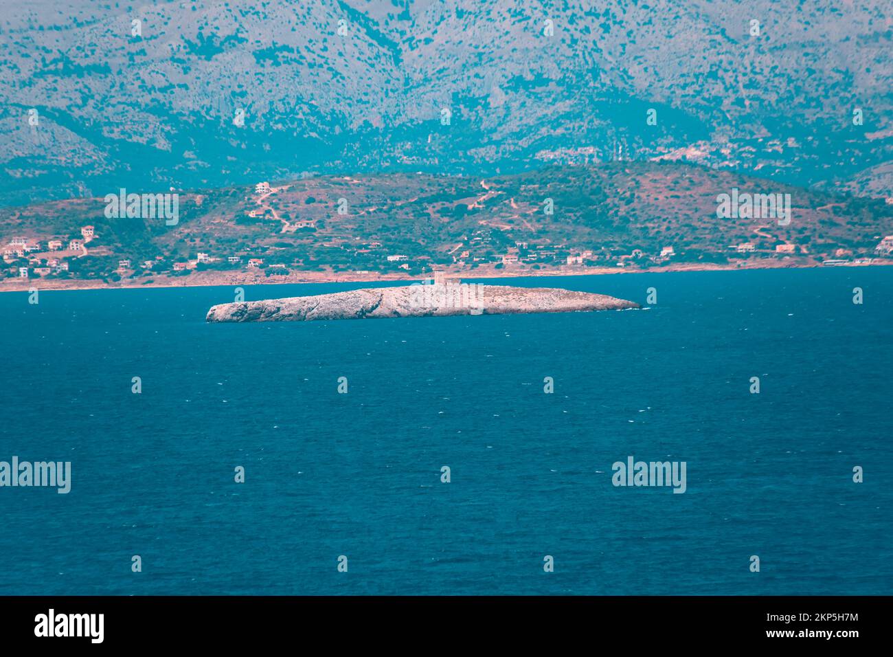 Small lake beach in middle hi-res stock photography and images - Alamy
