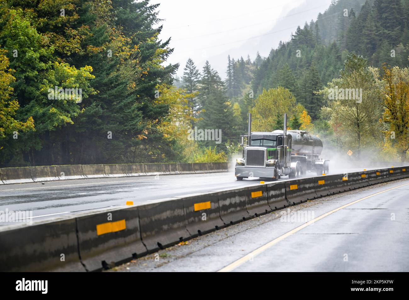 Green day cab classic big rig bonnet semi truck with chrome parts and ...
