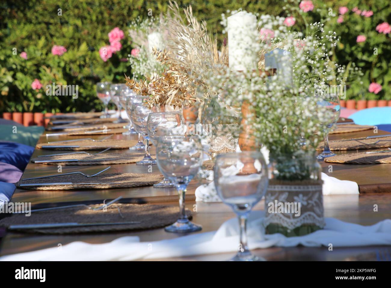 Wedding organization and wedding dinner table Stock Photo - Alamy