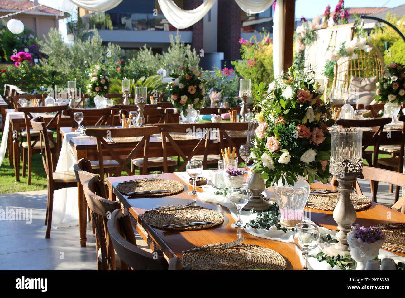 Wedding organization and wedding dinner table Stock Photo - Alamy