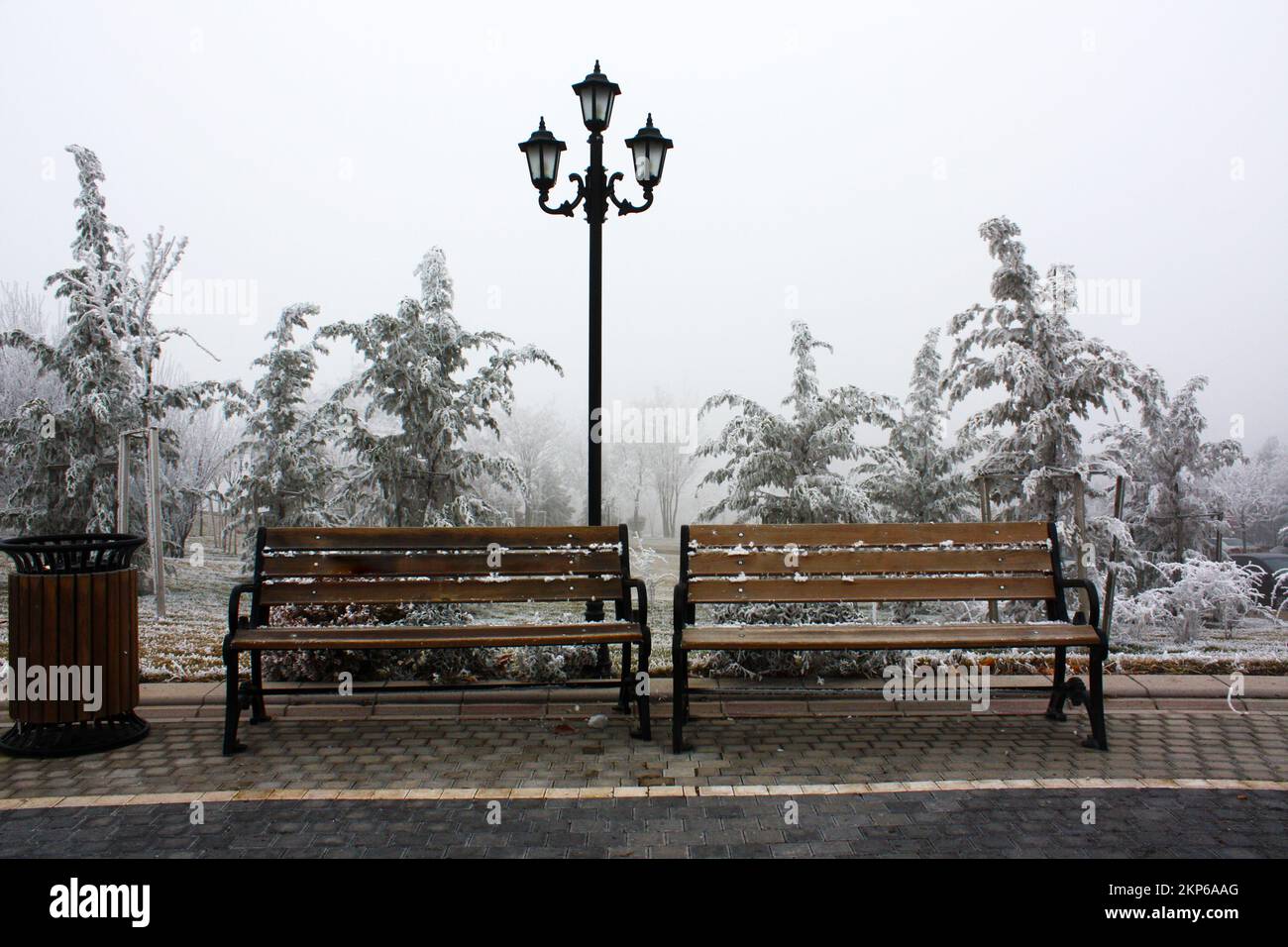 A bench under the street lamp hi-res stock photography and images - Alamy
