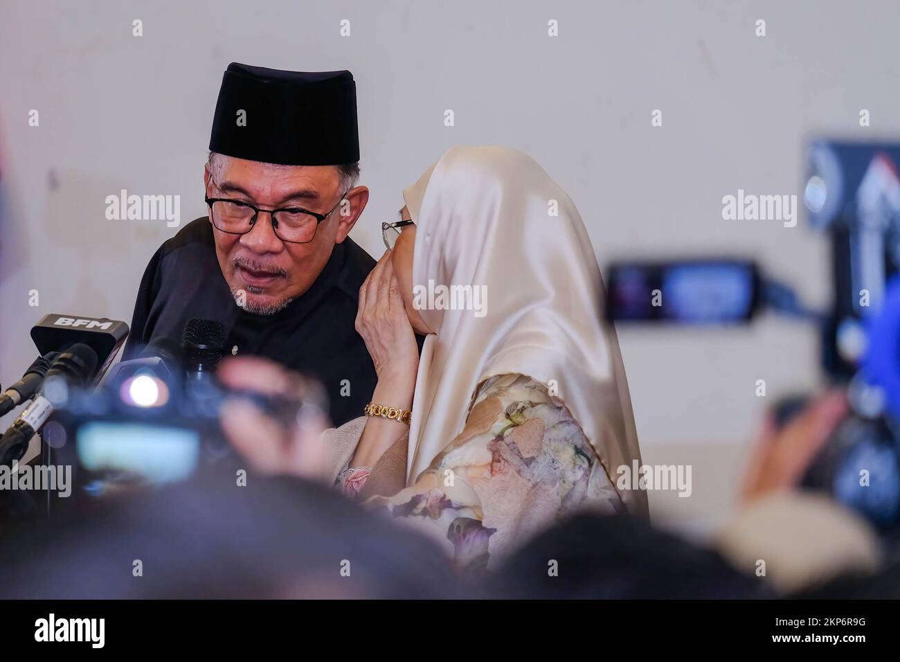 Kajang, Selangor, Malaysia. 24th Nov, 2022. Anwar Ibrahim seen with his wife Wan Azizah during a ...