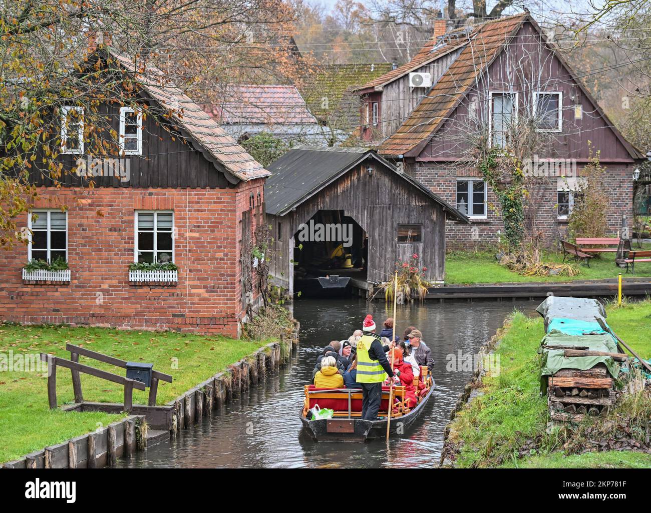 Lehde, Germany. 25th Nov, 2022. Visitors to the Christmas market in the ...