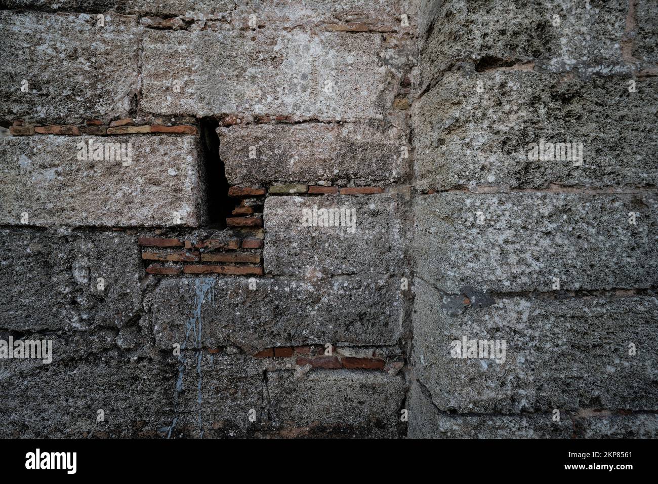 An old broken brick wall texture Stock Photo - Alamy