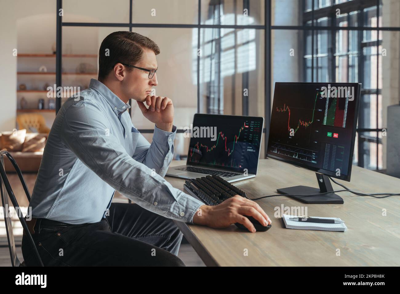 Investor computer hi-res stock photography and images - Alamy
