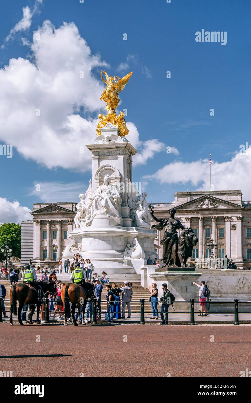 Mounted police in front of the Victoria Memorial at Buckingham Palace ...