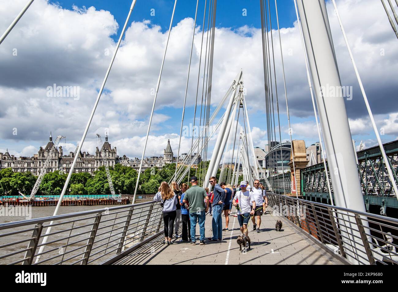 London footbridge hi-res stock photography and images - Alamy
