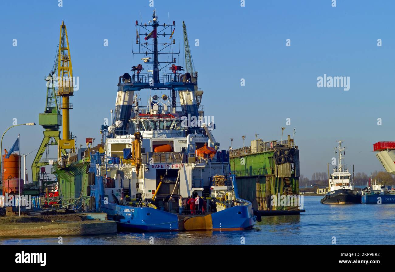 The tug Fairplay 33 in front of a floating dock at Lloyd Werft. Bremerhaven. Germany Stock Photo ...