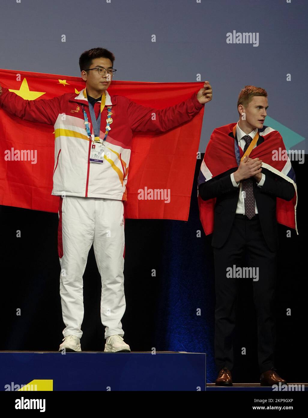 Salzburg, Austria. 27th Nov, 2022. Chinese competitor Yu Shouan (L ...