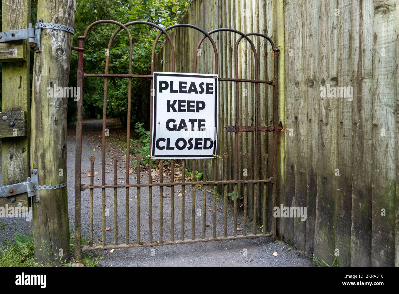 Please Keep Gates Closed Sign at iron gate in Ireland Stock Photo - Alamy