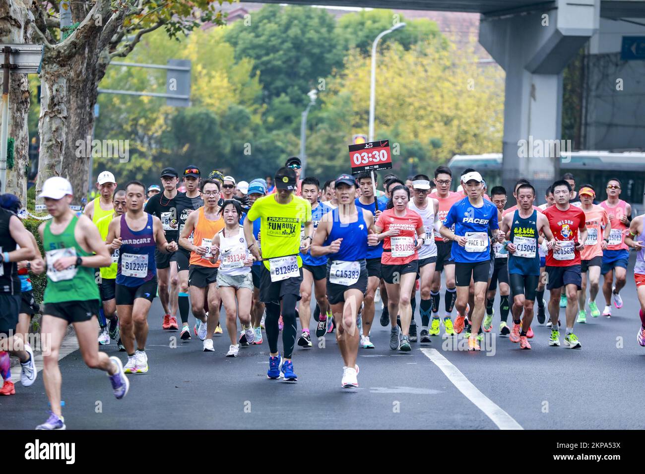The 2022 Shanghai Marathon kicked off in Shanghai, China, 27 November ...