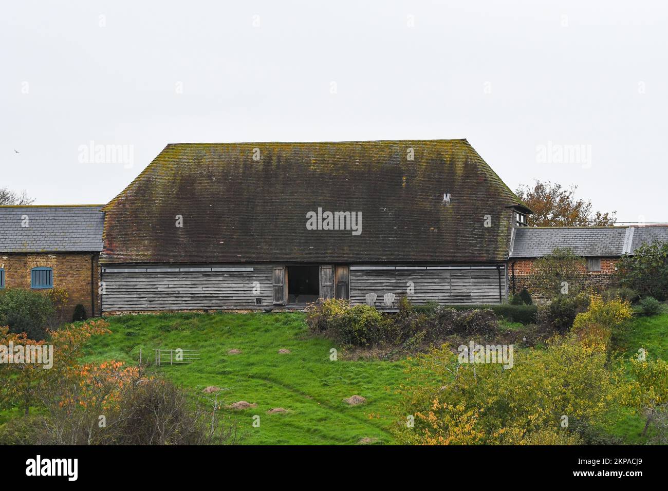 Thatched barn, Oare, Kent Stock Photo - Alamy