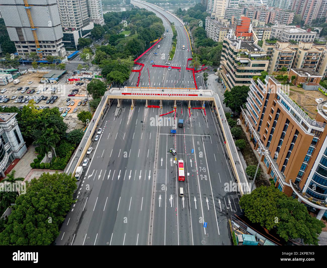 Aerial photo shows the little traffic flow on Guangzhou Bridge and Guangzhou Avenue in Guangzhou ...