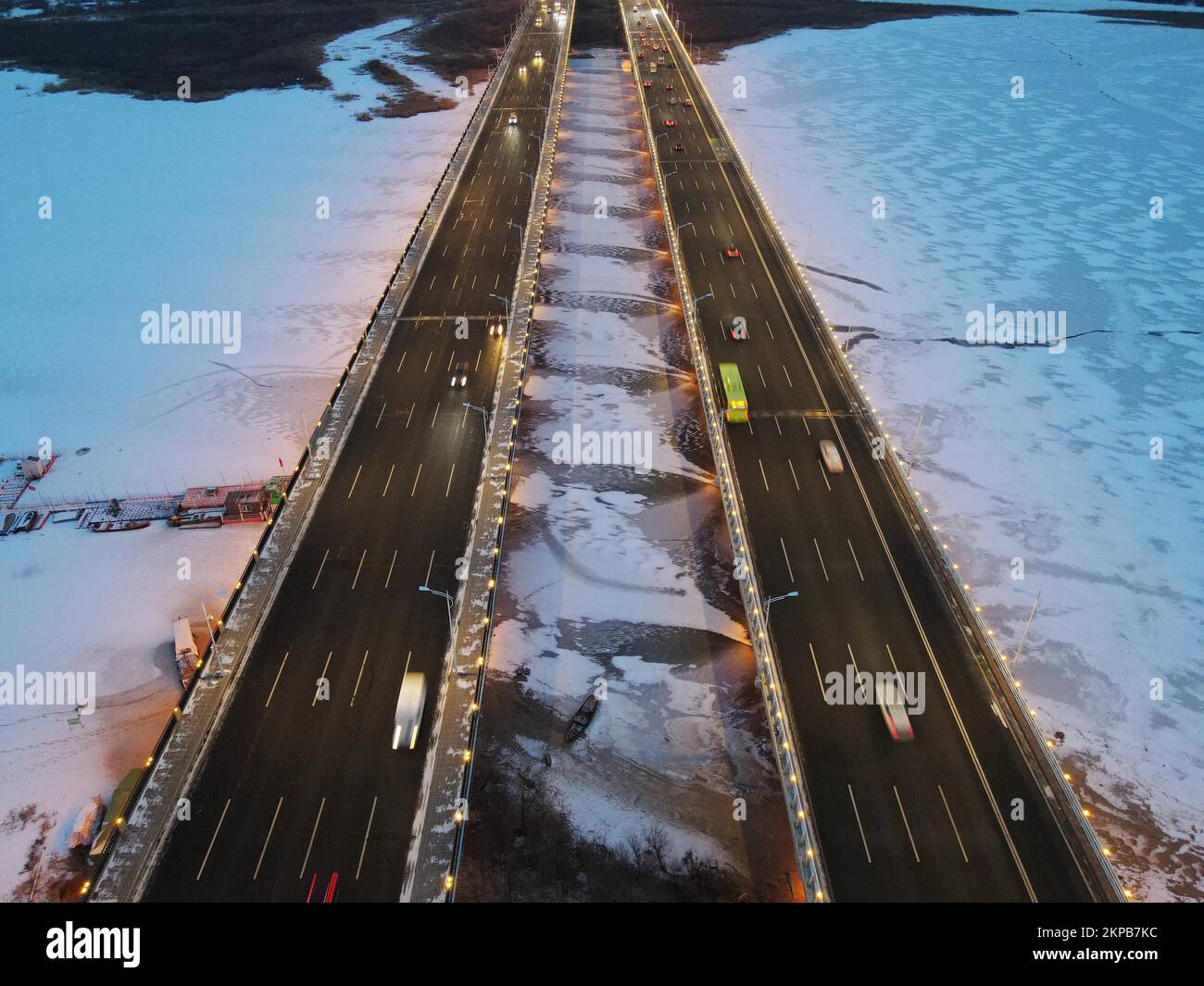 Aerial photos show the white Songhua River looking like a white field ...