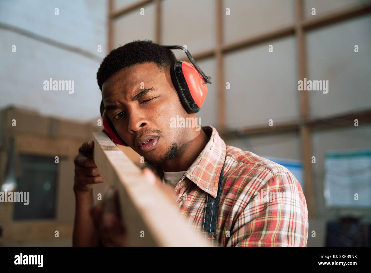 African carpenter cutting hi-res stock photography and images - Alamy