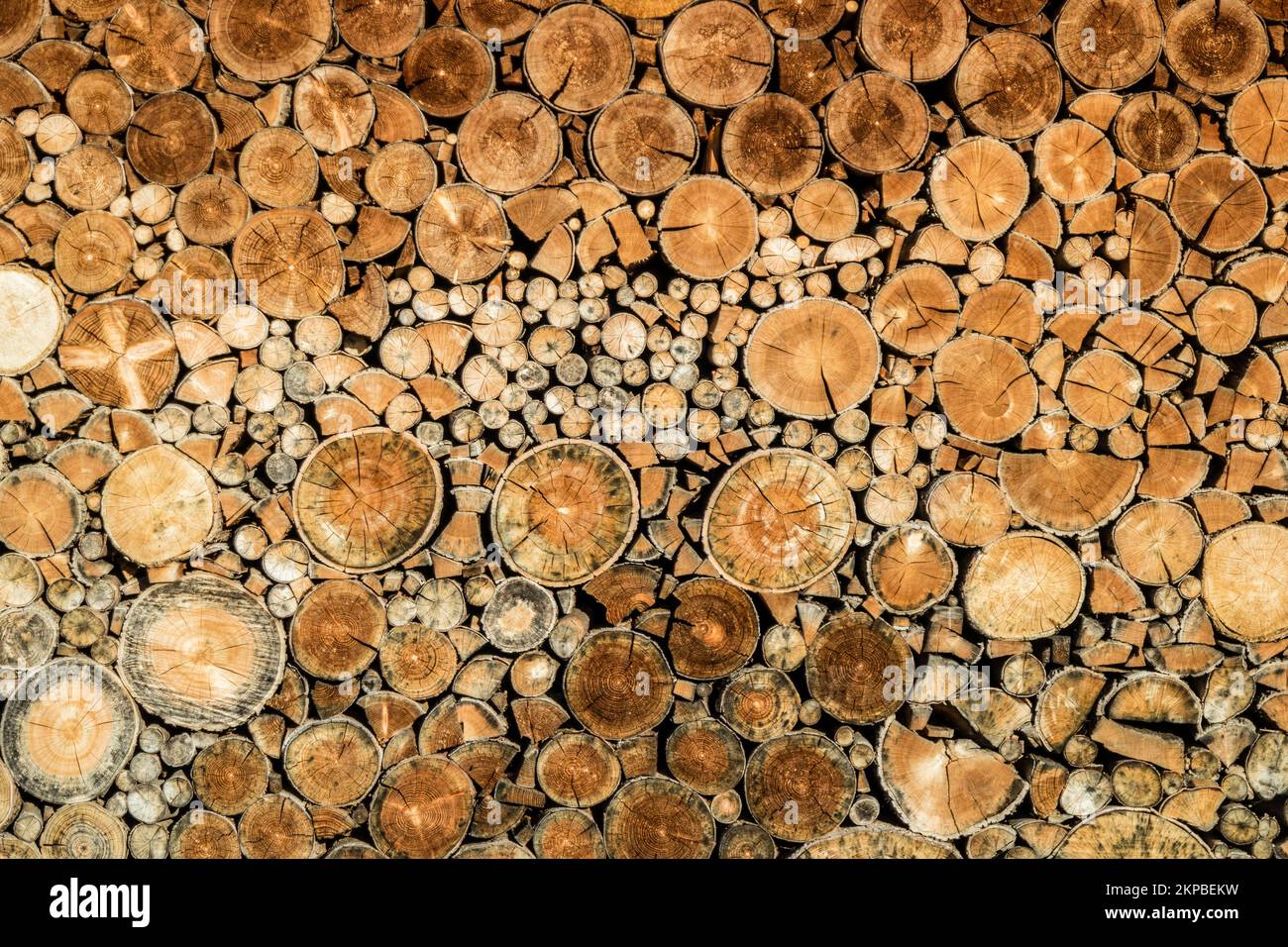 Wall of firewood background texture Stock Photo - Alamy