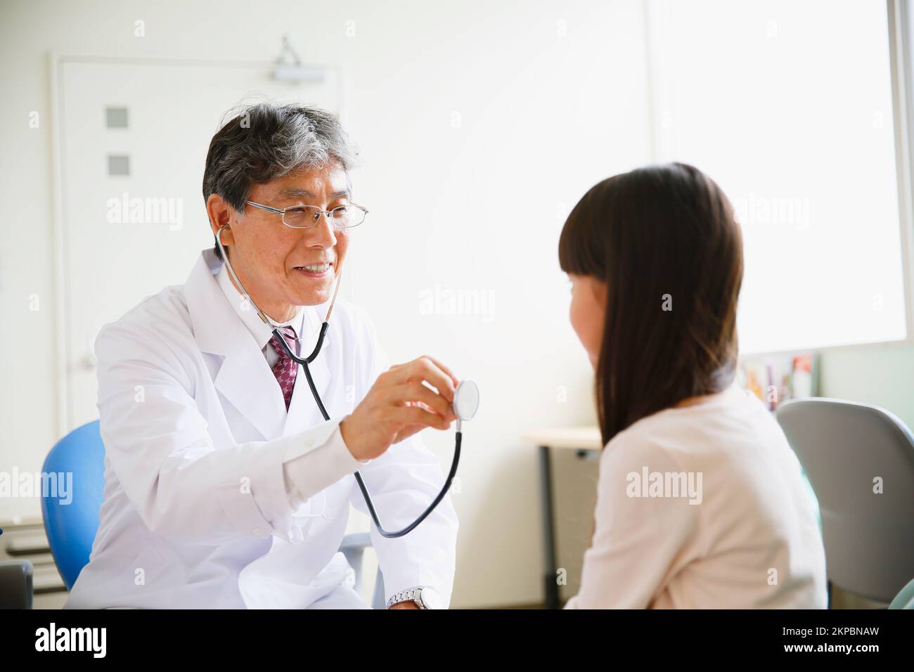 Japanese doctor examining Stock Photo - Alamy