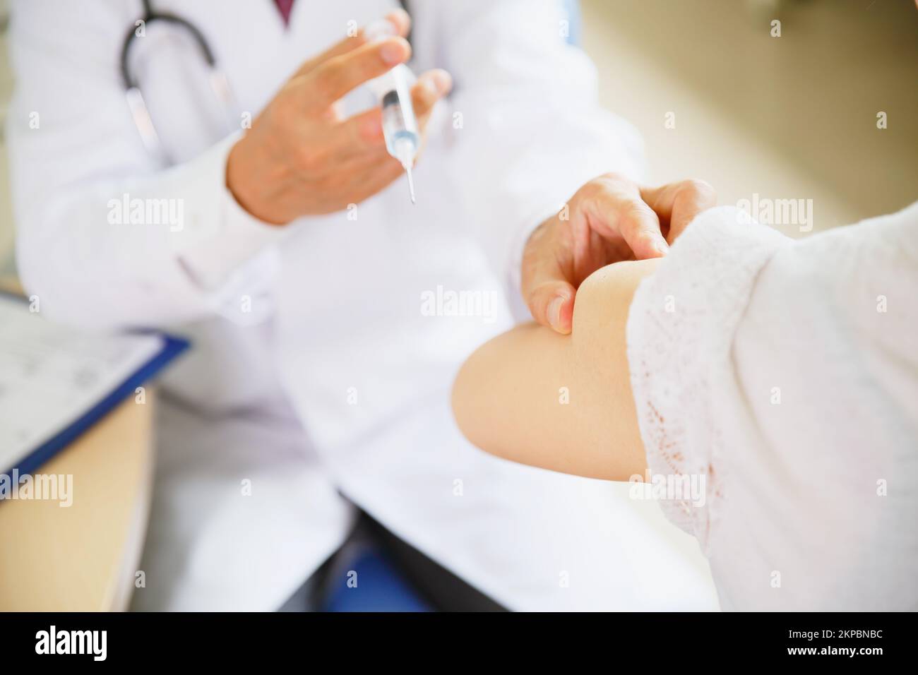 Doctor giving an injection Stock Photo - Alamy