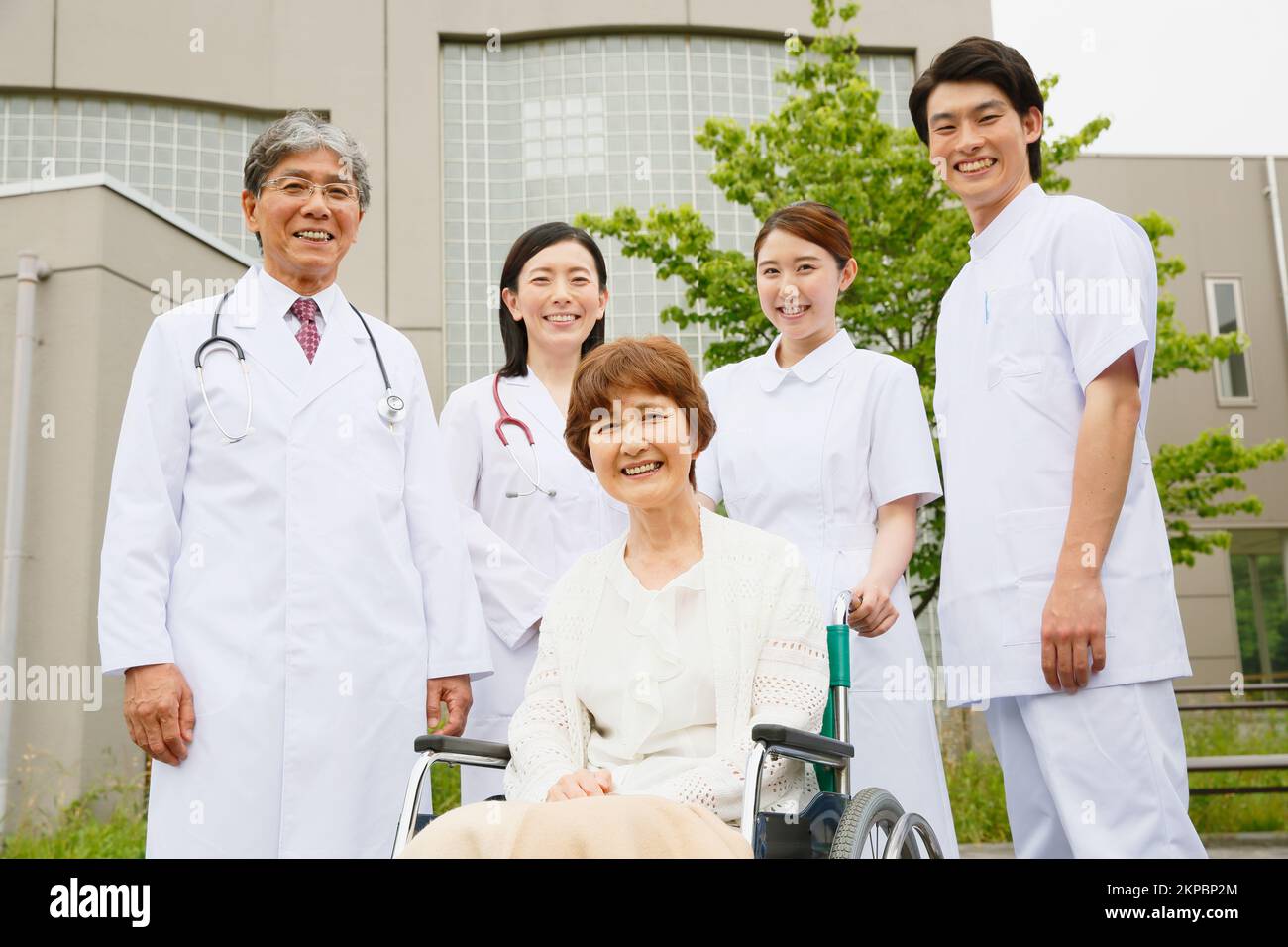 Discharged patient and medical team Stock Photo - Alamy