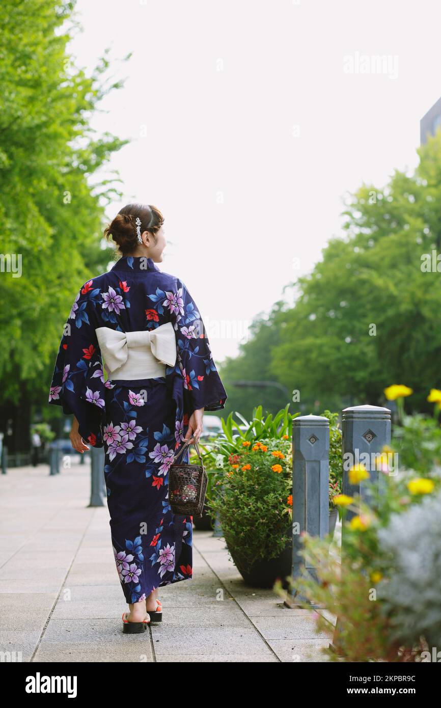 Japanese woman in a yukata Stock Photo - Alamy