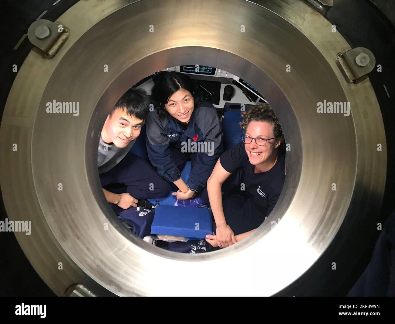 (221128) -- AUCKLAND, Nov. 28, 2022 (Xinhua) -- Submersible pilots Deng ...