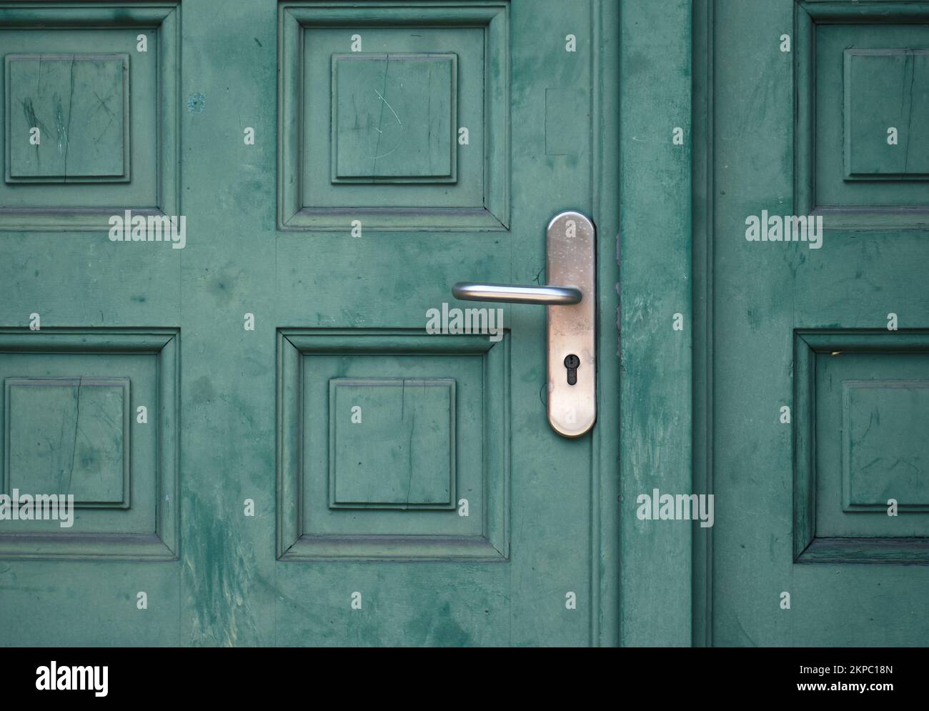 Silver handle green door hi-res stock photography and images - Alamy