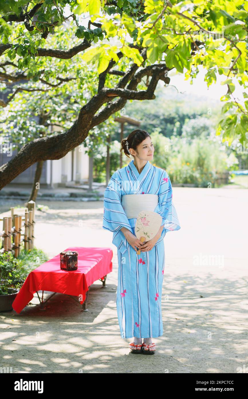 Japanese woman in a yukata Stock Photo - Alamy