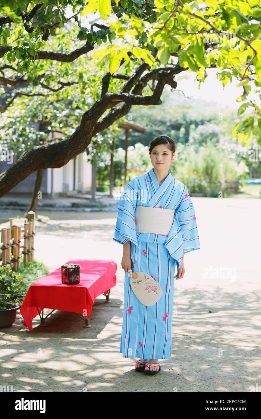 Japanese woman in a yukata Stock Photo - Alamy