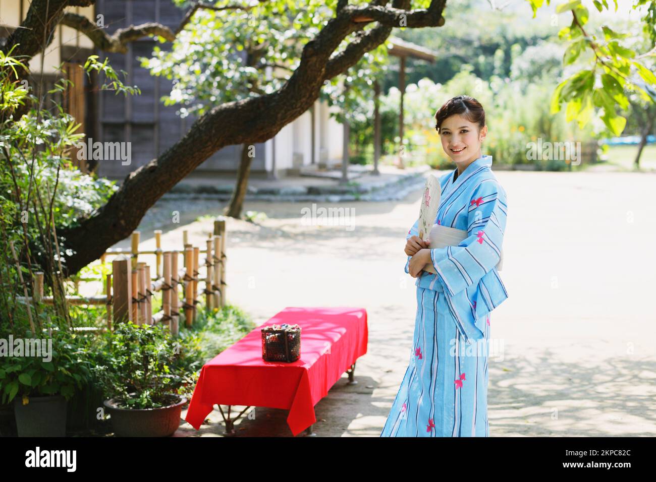 Japanese woman in a yukata Stock Photo - Alamy