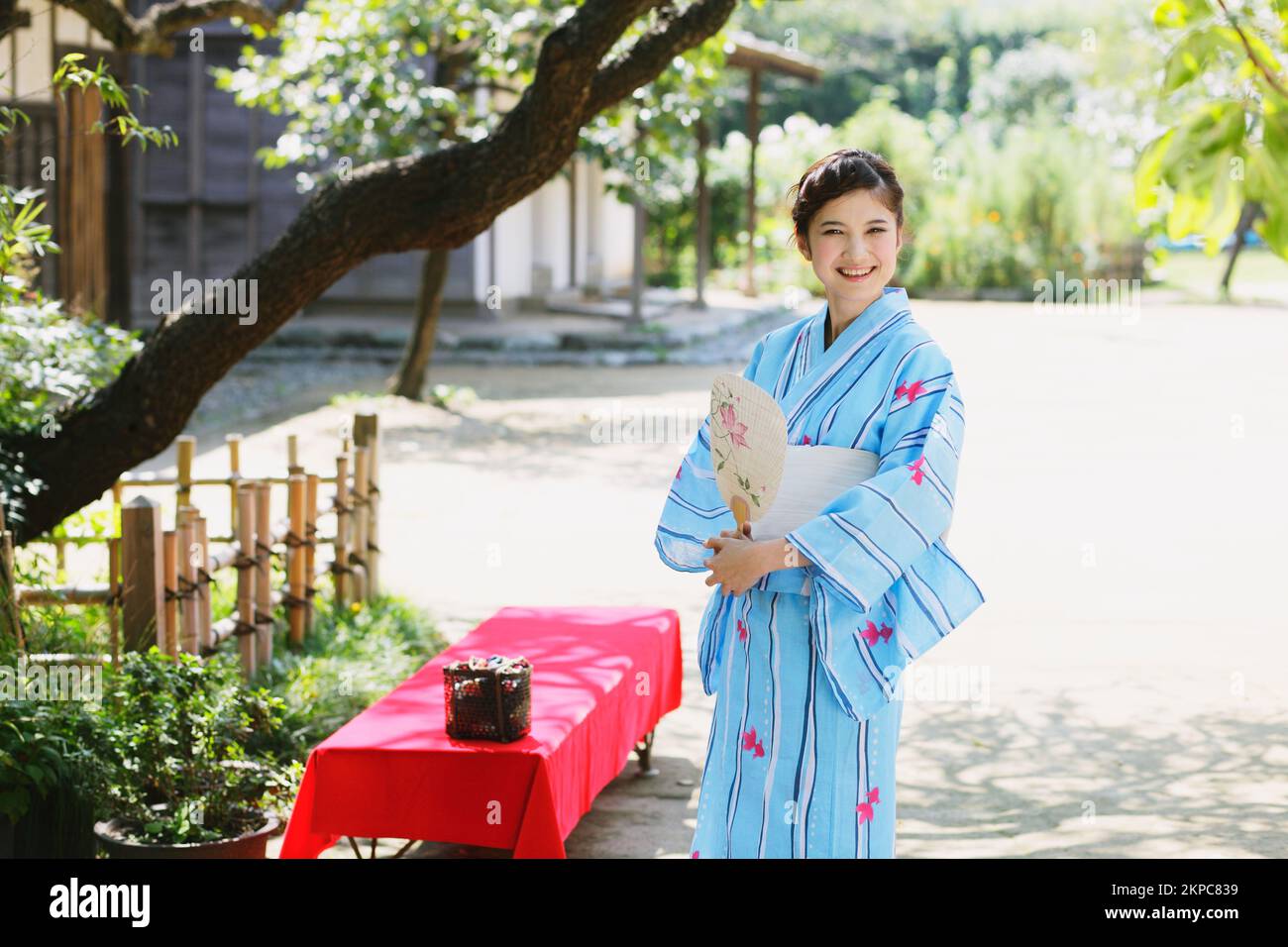 Japanese woman in a yukata Stock Photo - Alamy