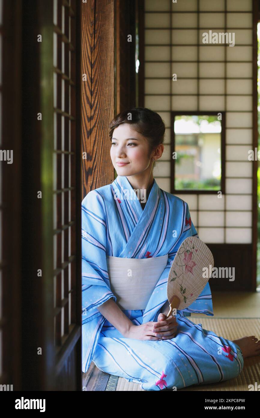 Japanese woman in a yukata Stock Photo - Alamy