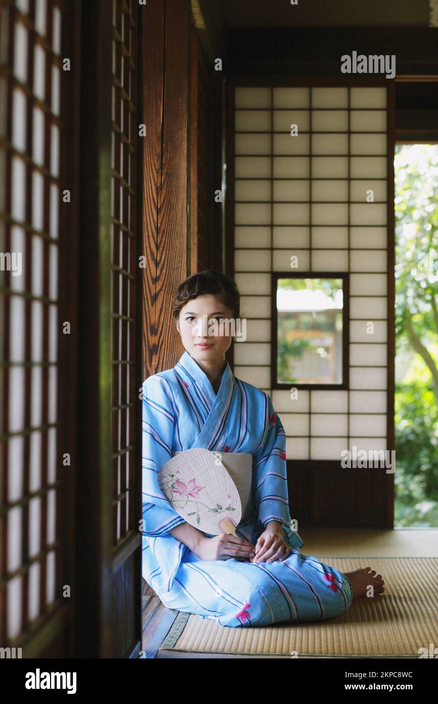 Japanese woman in a yukata Stock Photo - Alamy