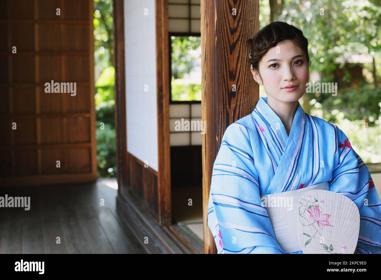 Japanese woman in a yukata Stock Photo - Alamy