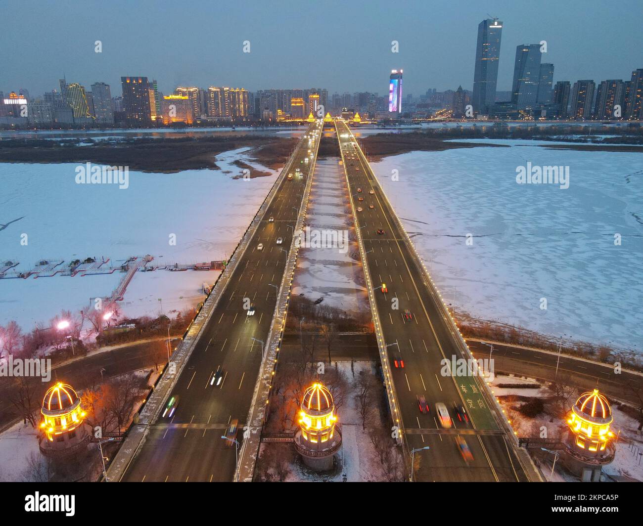 Aerial photos show the white Songhua River looking like a white field ...