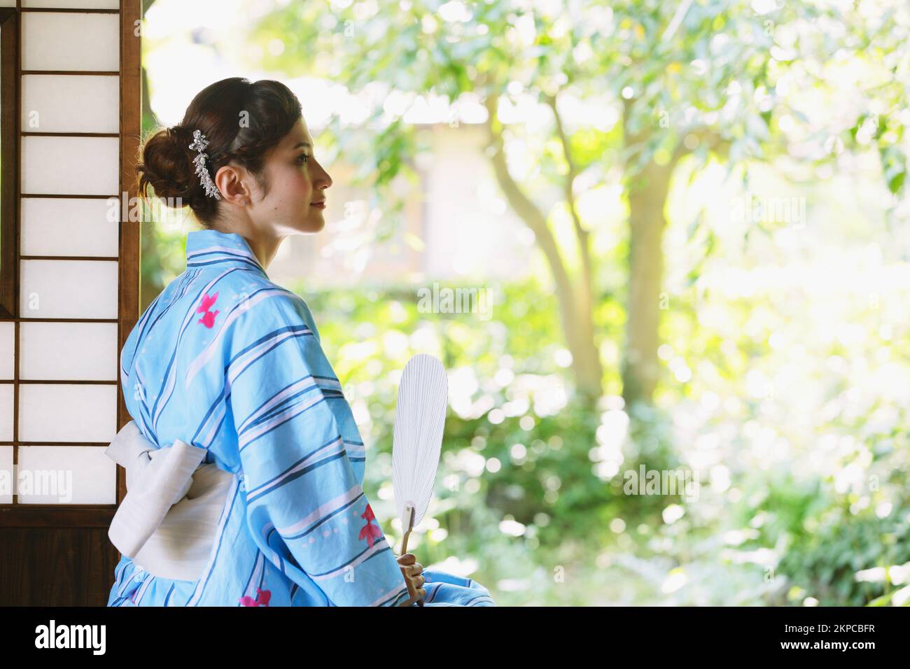 Japanese woman in yukata Stock Photo - Alamy