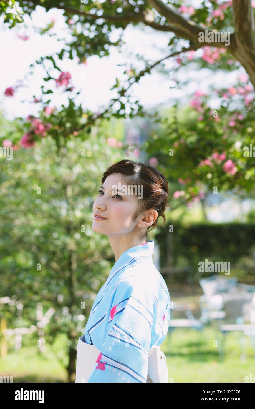Japanese woman in a yukata Stock Photo - Alamy
